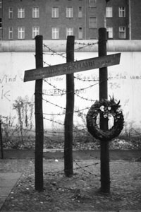 Historische Fotos von Todesstreifen, Sperranlagen und Grenzsoldaten der ...